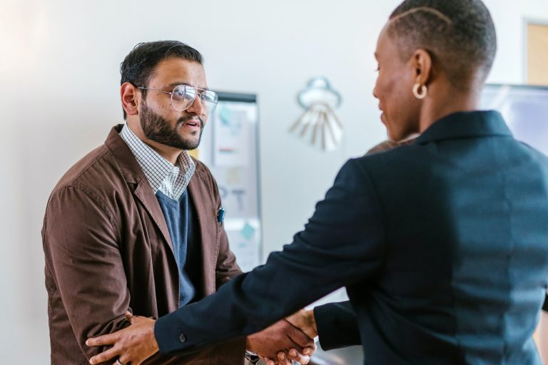 6 Things Businesses Can Do to Welcome New Employees - Business Tips